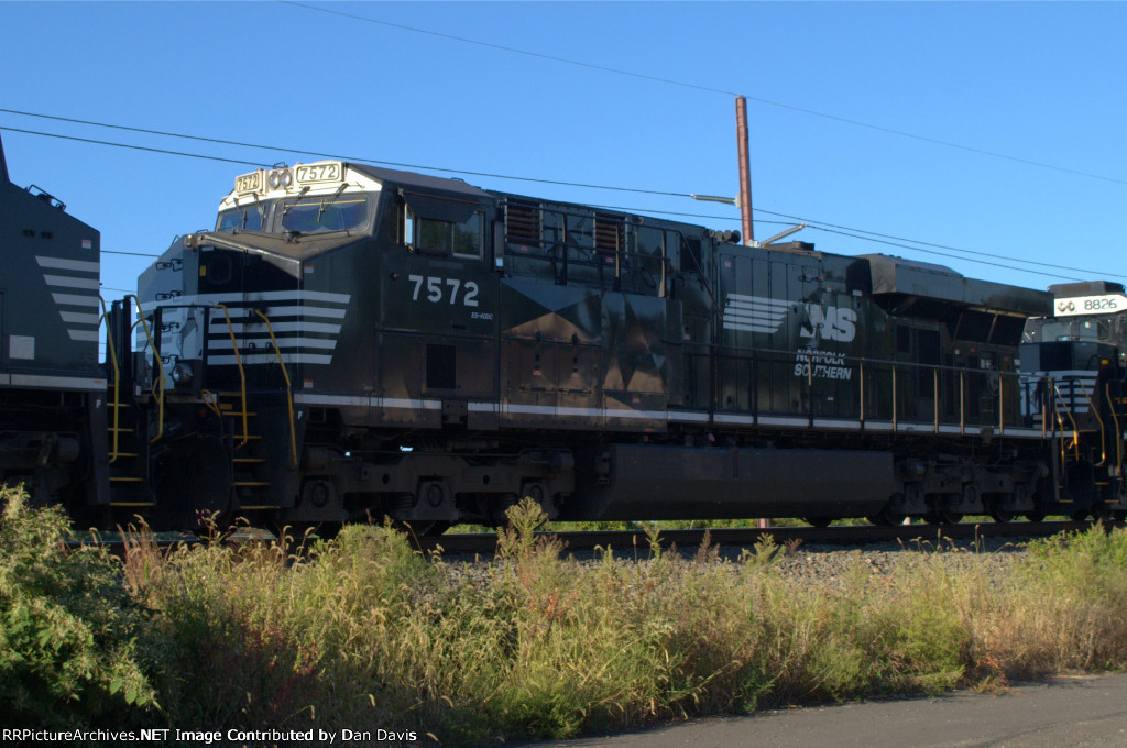 NS ES40DC 7572 trails on 17G
